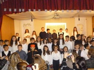 ΟΙ ΜΑΘΗΤΕΣ ΤΗΣ Δ΄ ΤΑΞΗΣ ΤΙΜΟΥΝ ΤΗΝ ΕΠΕΤΕΙΟ ΤΩΝ ΕΛΕΥΘΕΡΙΩΝ ΤΗΣ ΧΙΟΥ | PPTX