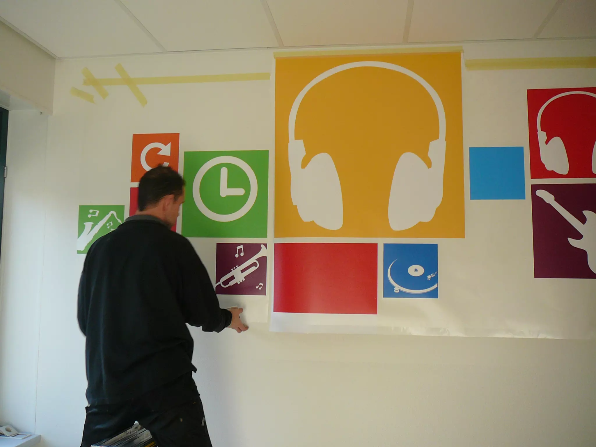 Het aanbrengen van de eerste ontwerpen in het Rijnstate ziekenhuis in ...