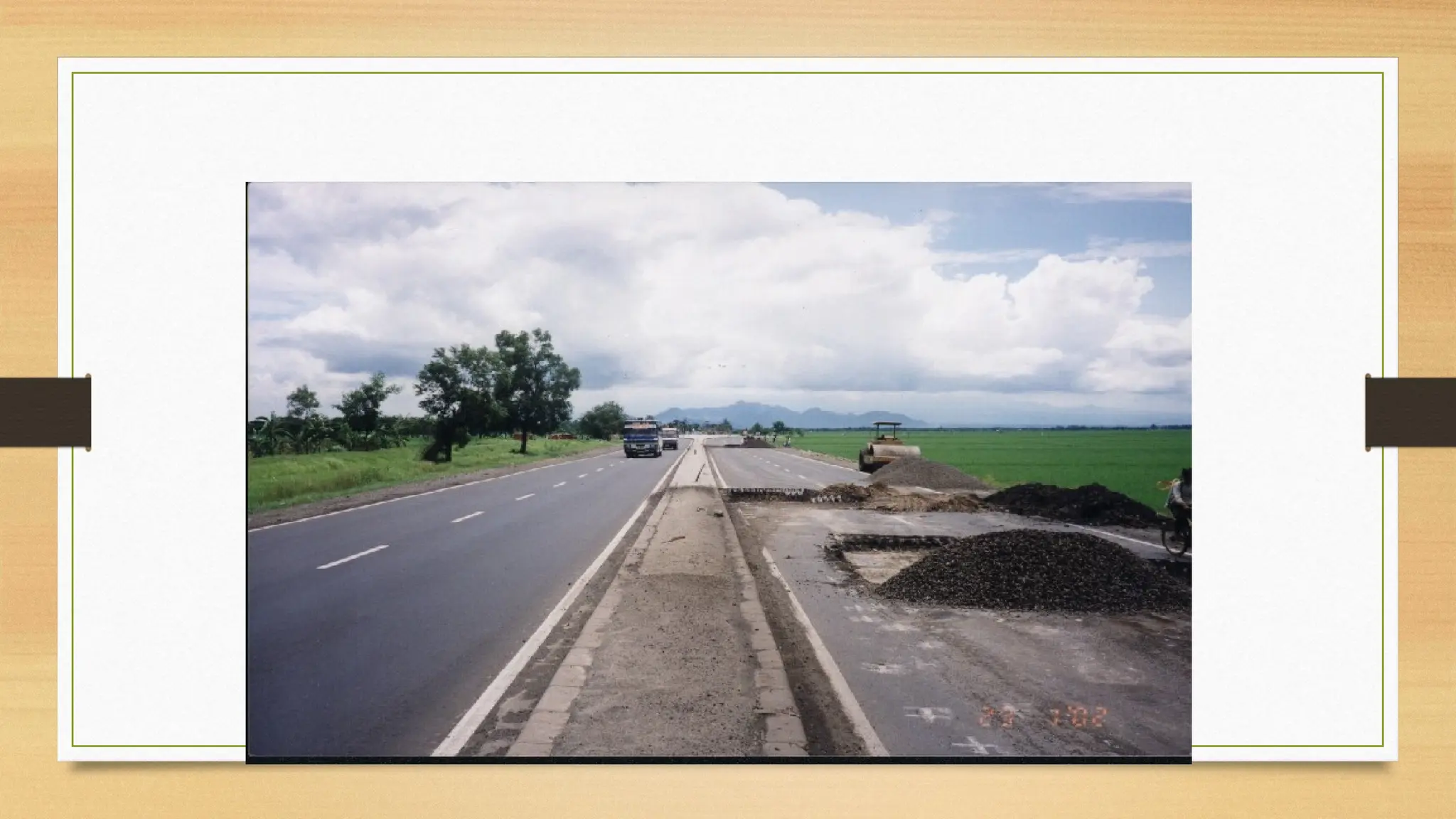 718879296-PPT-SKK-Pelaksana-Lapangan-Pekerjaan-Jalan-irul.pptx