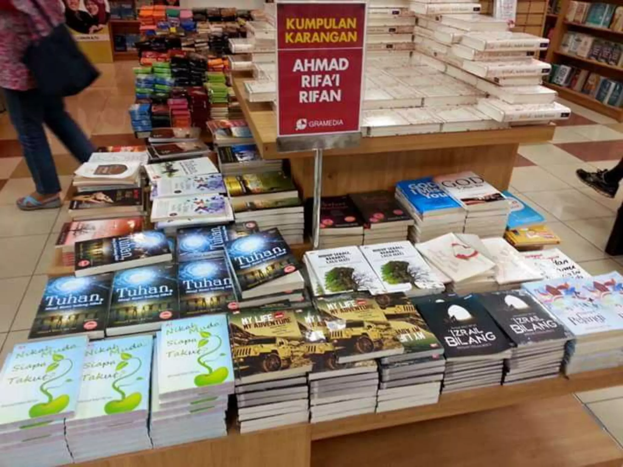 Biodata Ahmad Rifai Rifan.pptx