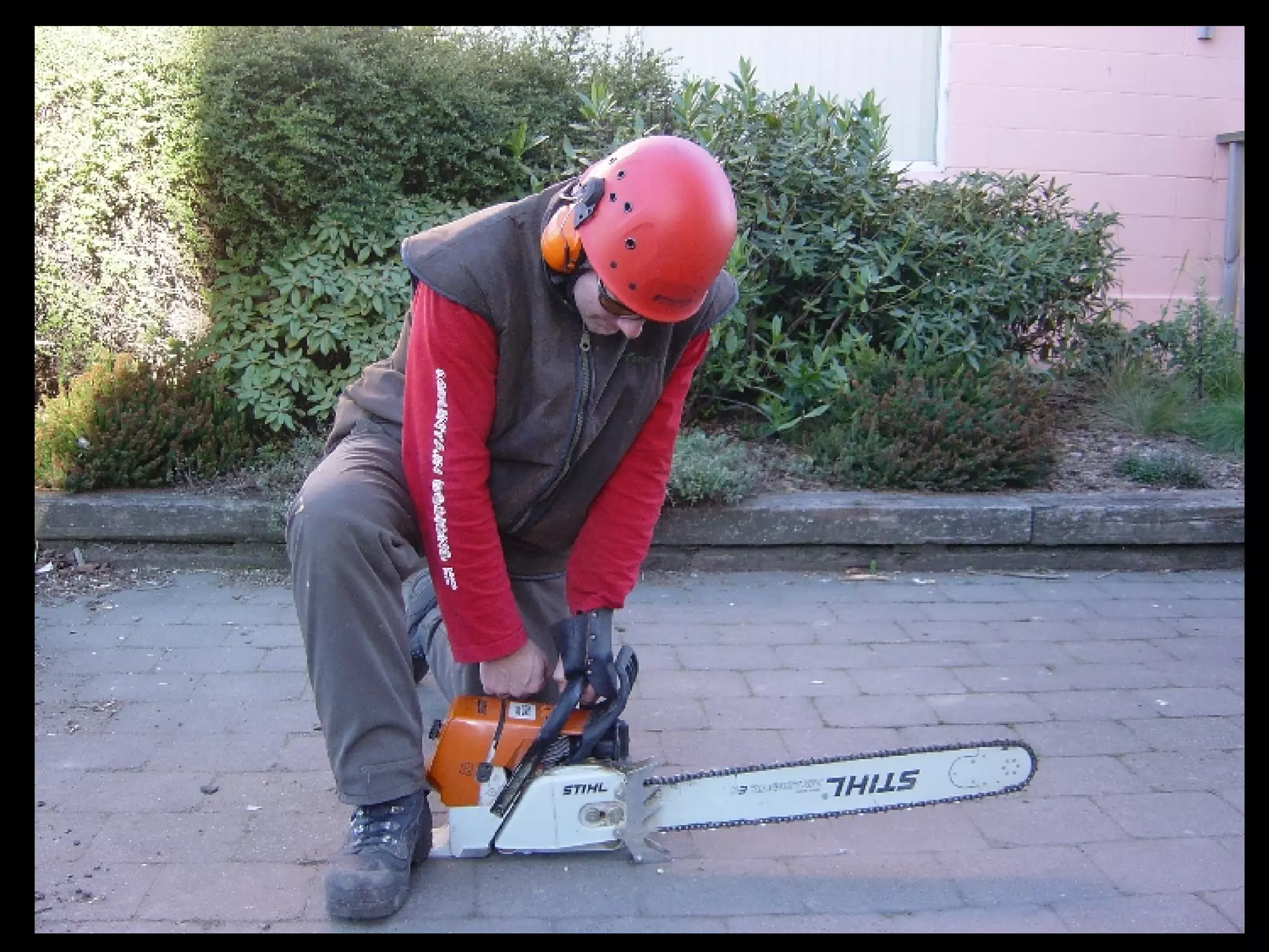 Chainsaw Starting Methods | PPT