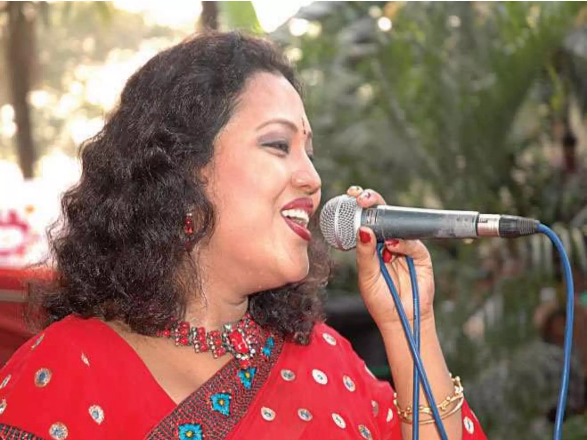 Momtaz_A Bangladeshi singer who becomes politician_Summer 2014 | PPTX