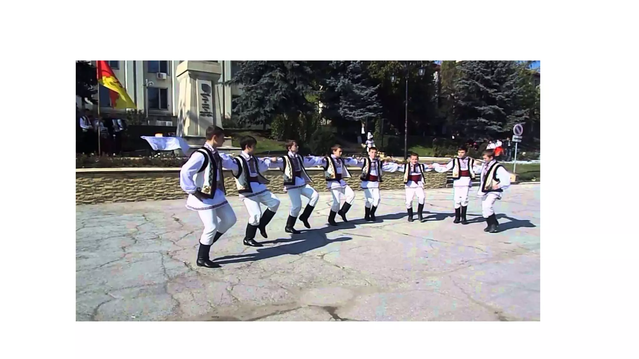 Dansuri traditionale romanesti | PPTX