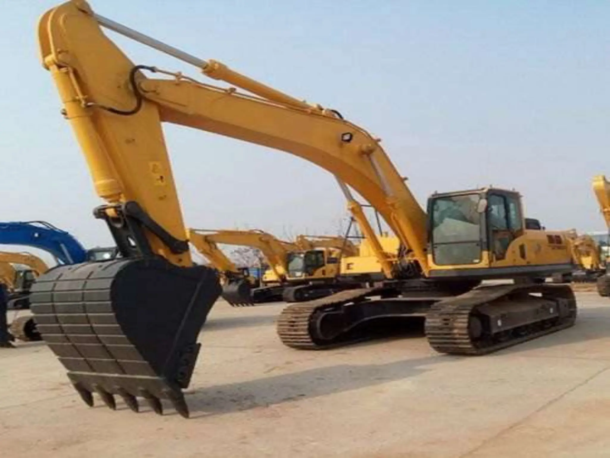 Different Excavator Types and Their Construction Site Applications.pptx ...