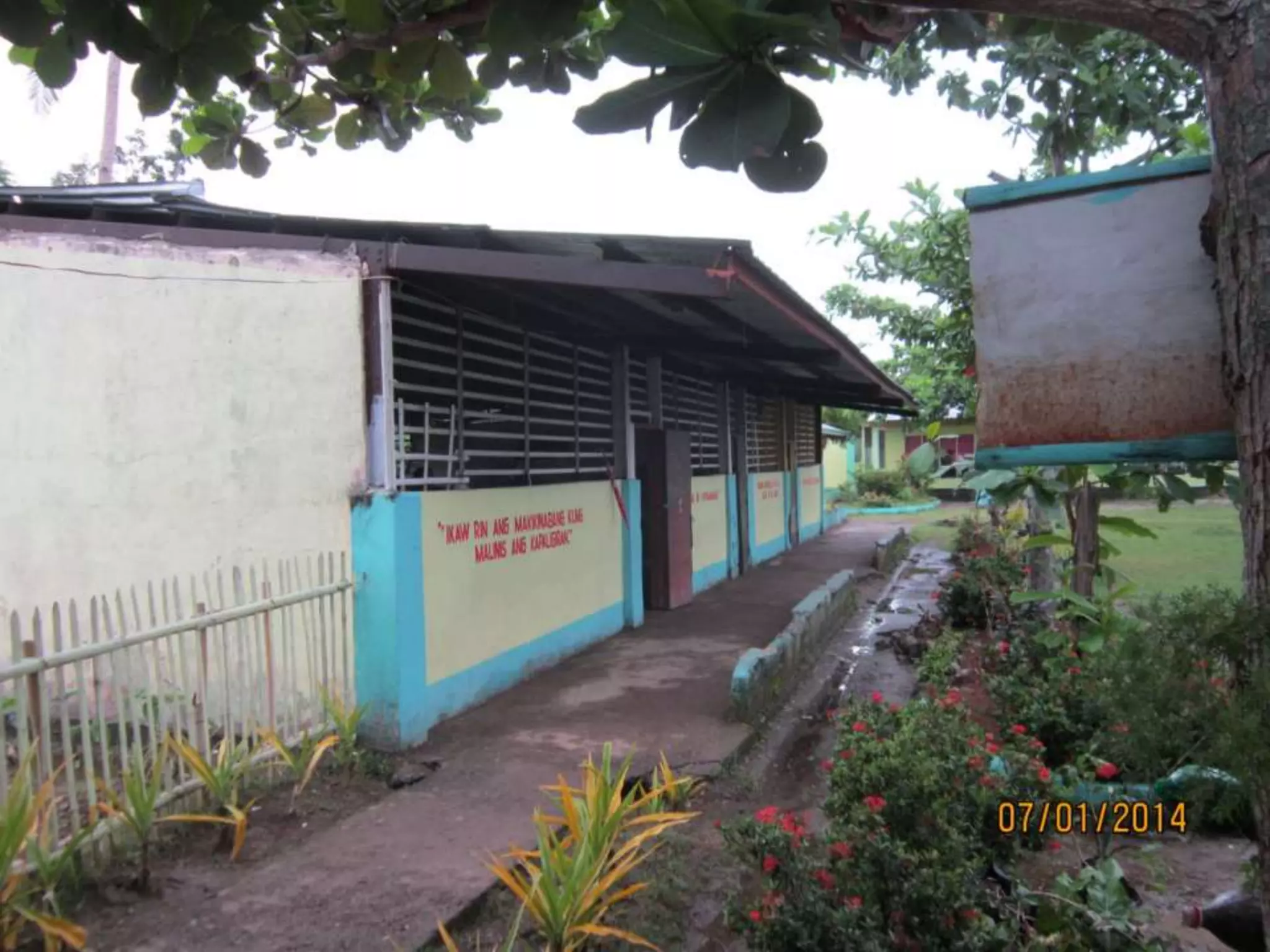 DIFF TYPES OF SCHOOL BUILDING.pptx