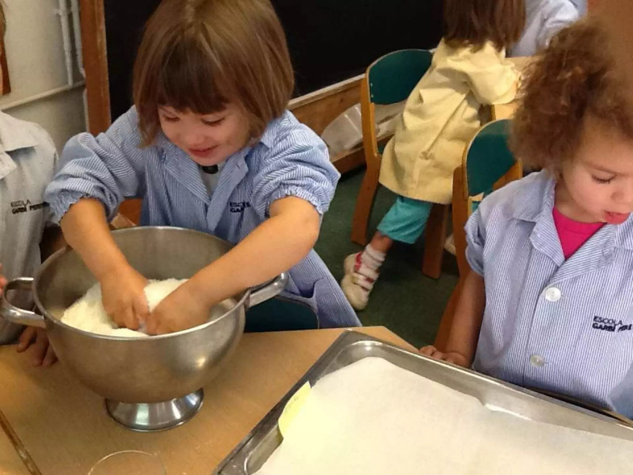 Els més petits de la casa fan panellets | PPT