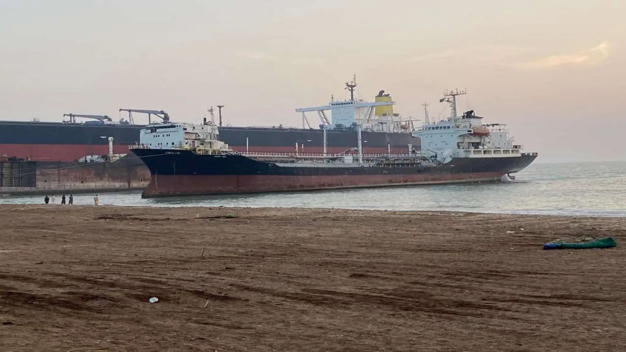 Gadani Ship Breaking. where giants die and resources Arise. | PPTX