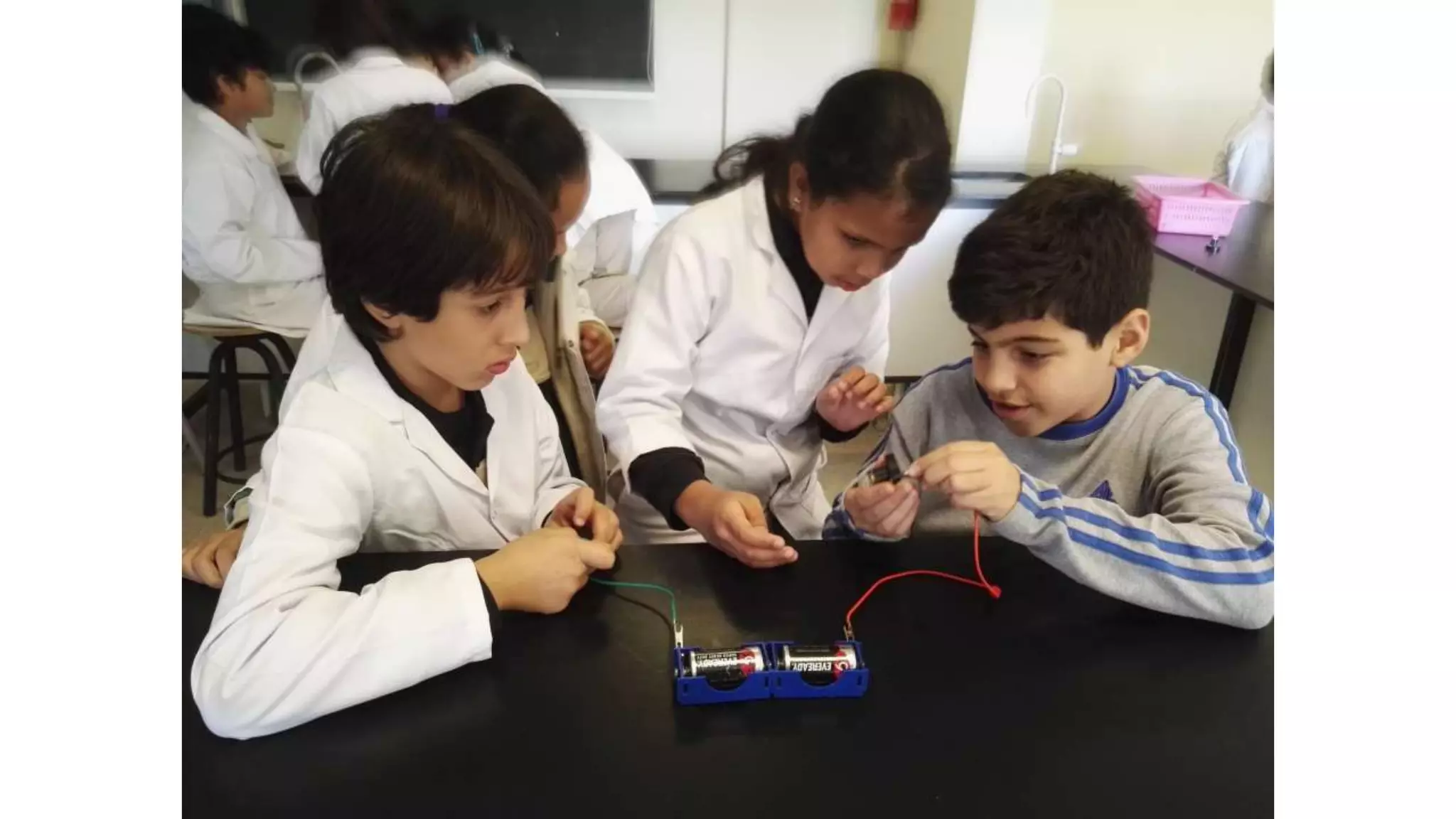 Grade 4 designing different electric circuits in the science lab | PPT
