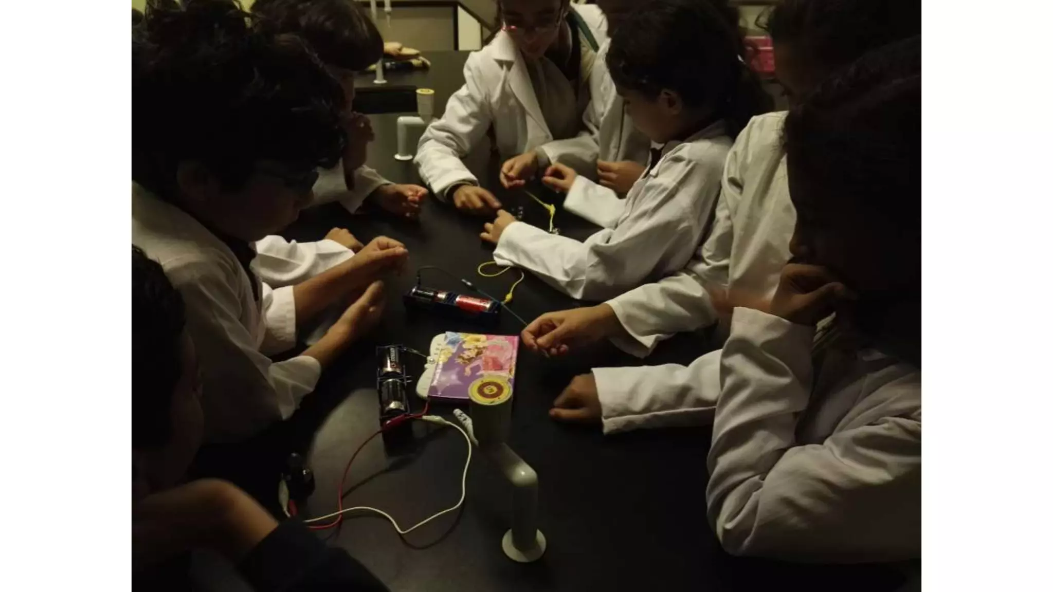 Grade 4 designing different electric circuits in the science lab | PPTX ...