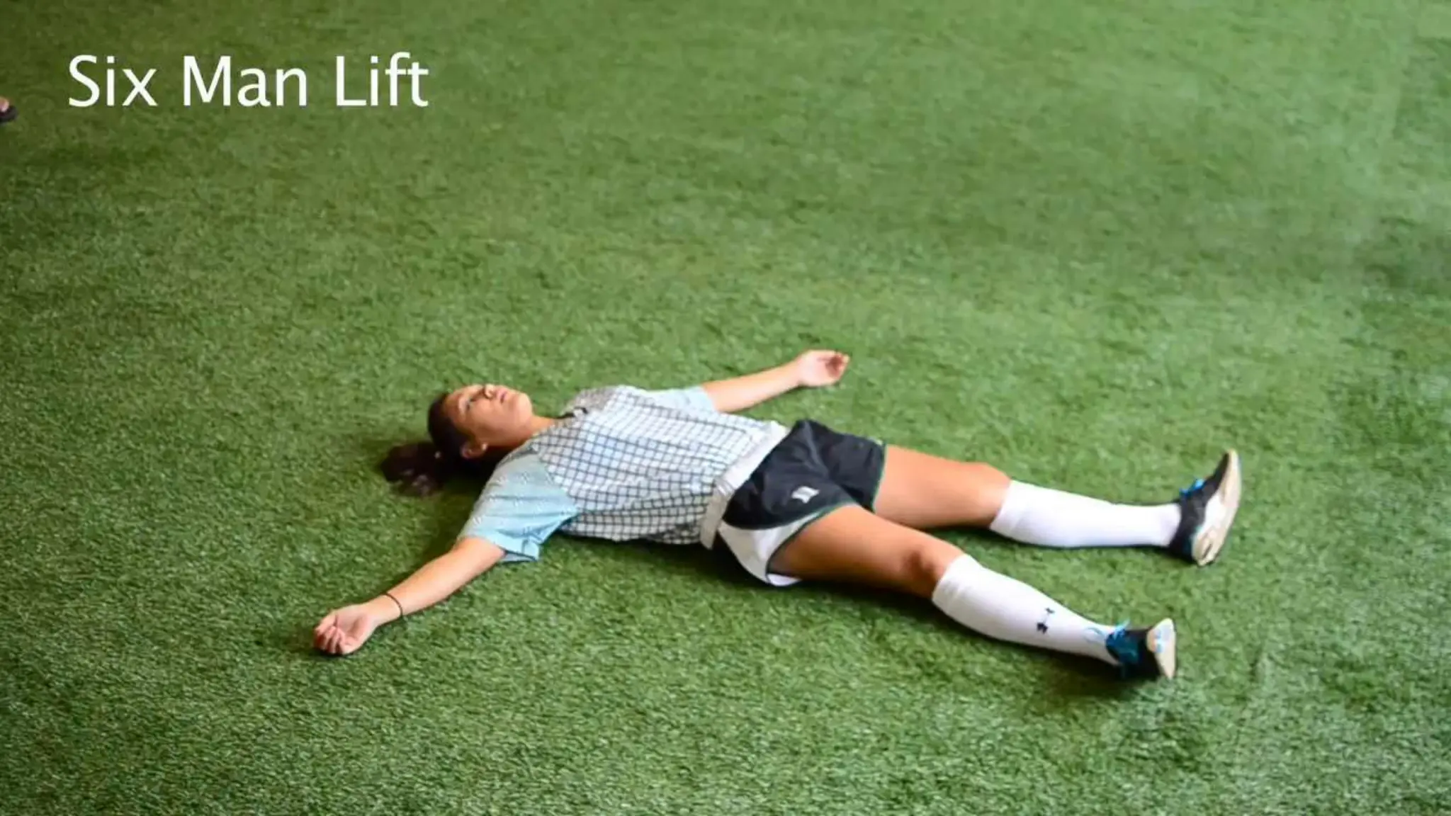 HEALTH - CARRYING AND TRANSPORTING AN INJURED PERSON.pptx