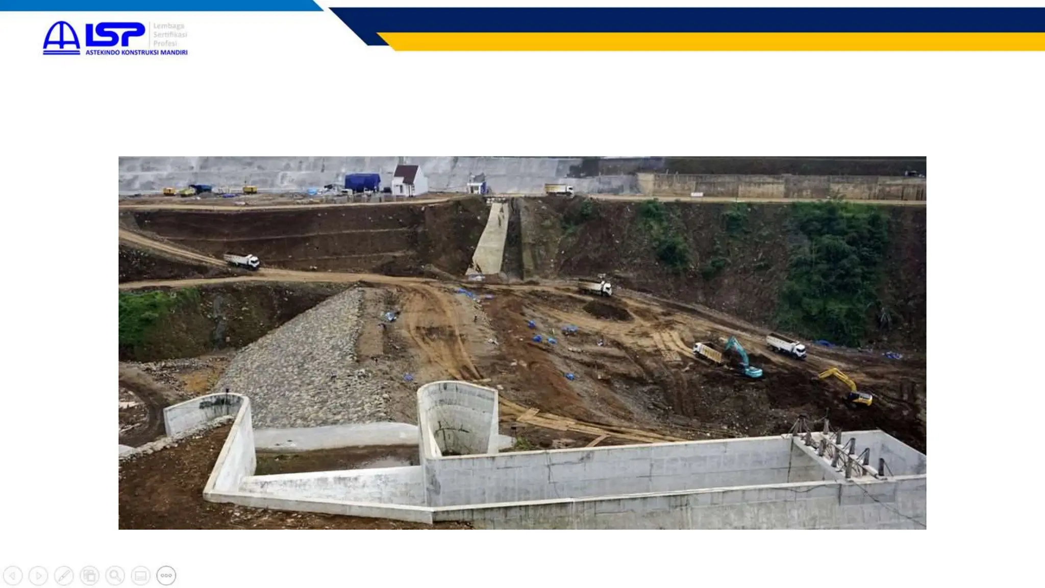 Inspektur Bendungan Urugan jenjang 67.pptx