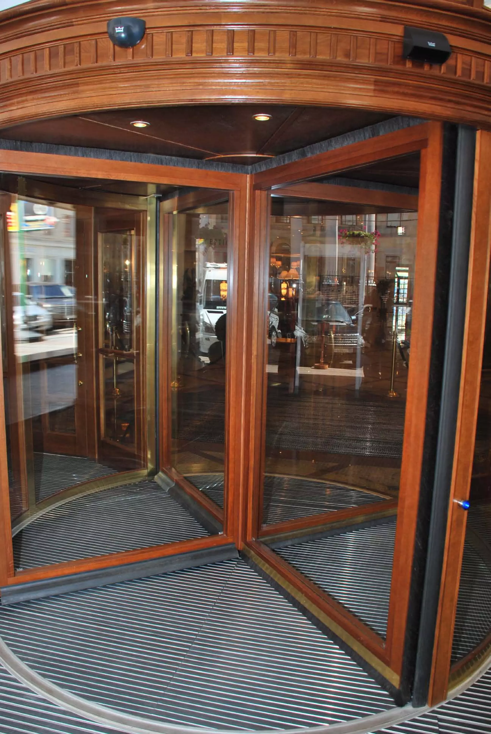 Masterpiece revolving door. baroque style. Marriott Aurora 5* | PDF