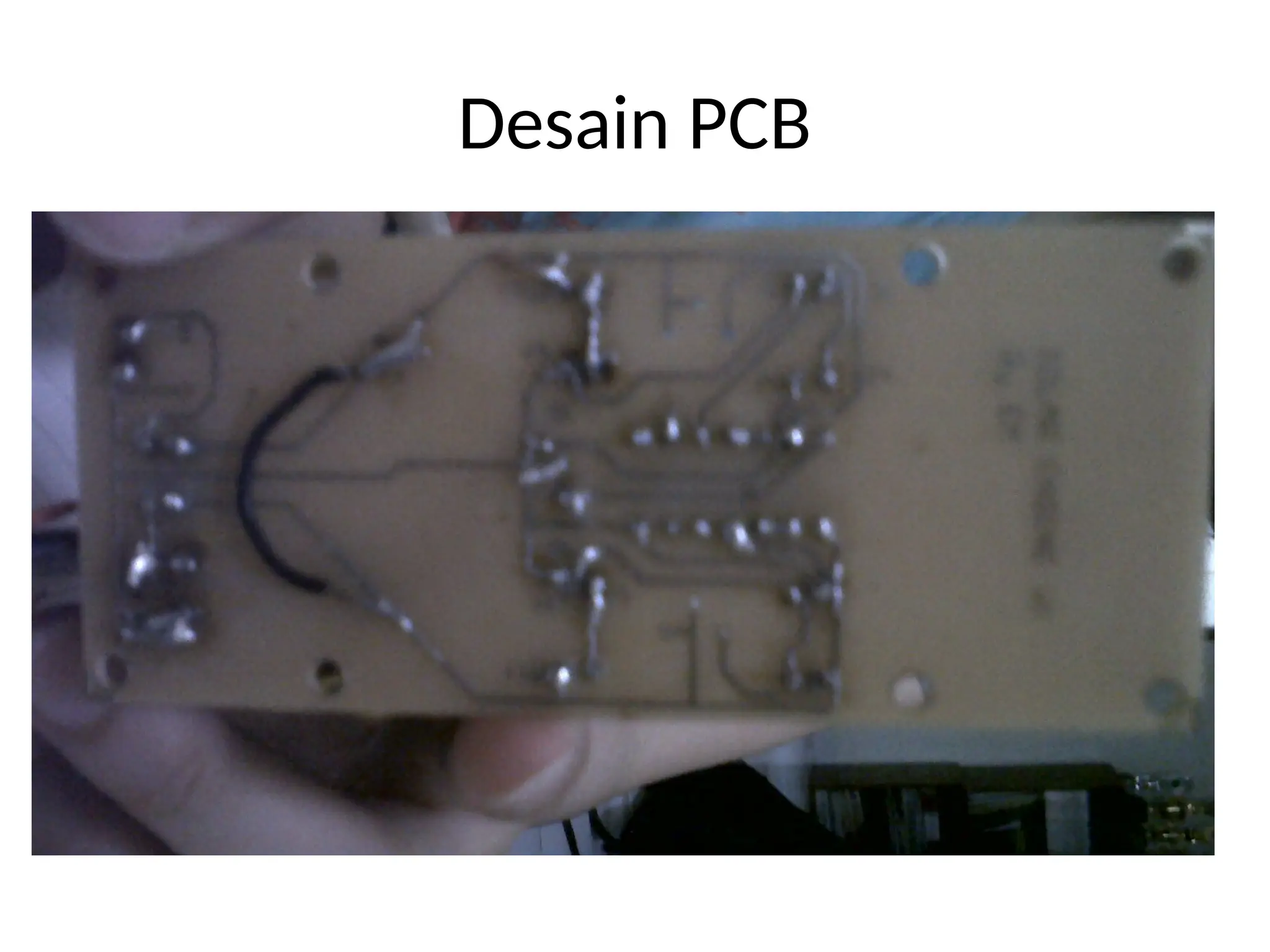 Menggambar layout PCB adalah proses merancang tata letak jalur tembaga ...