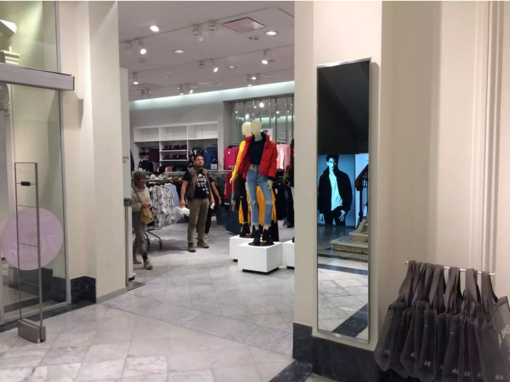 Pisa -Negozio H&M | PPTX