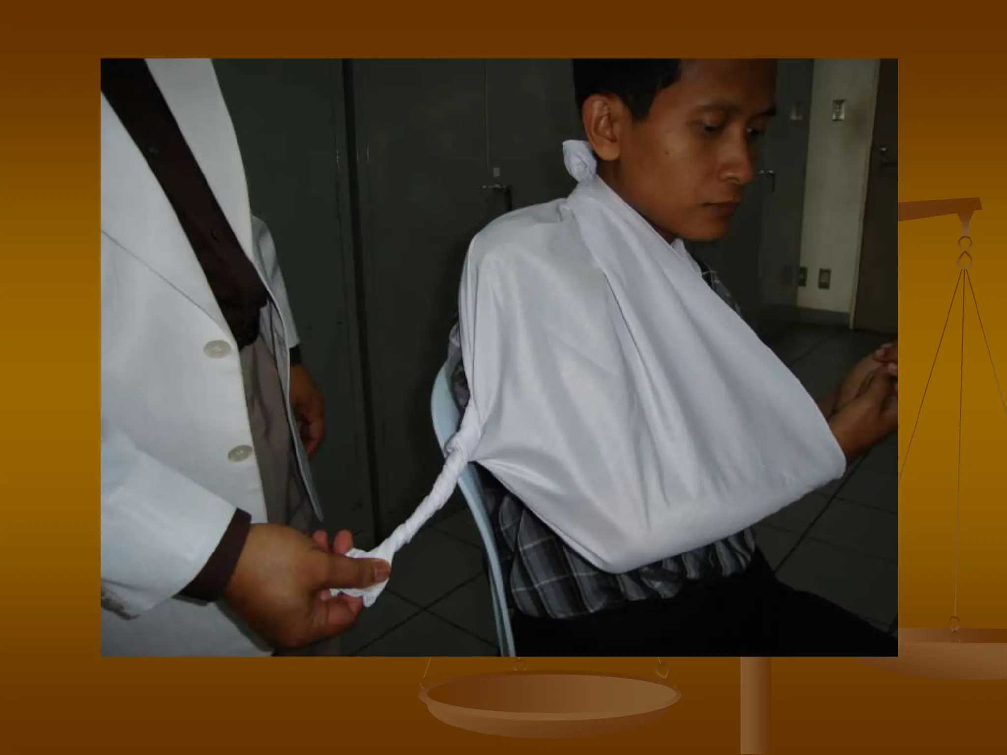 PEMBALUTAN & PEMBIDAIAN, pertolongan pertama | PPT