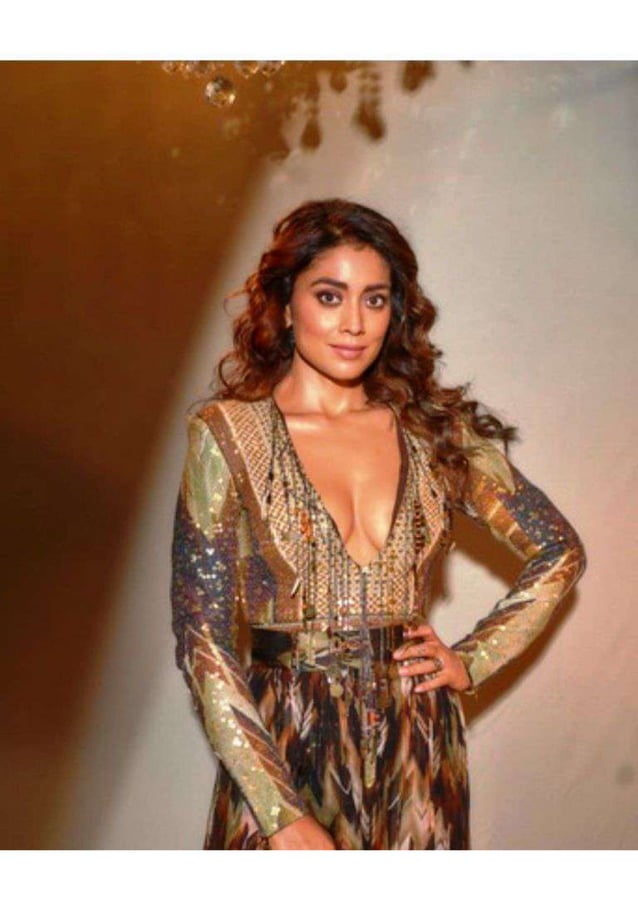 shriya saran hot photos (1).pdf