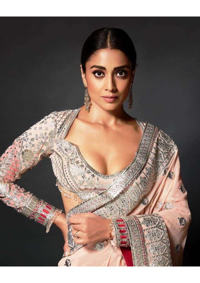 shriya saran hot photos (1).pdf