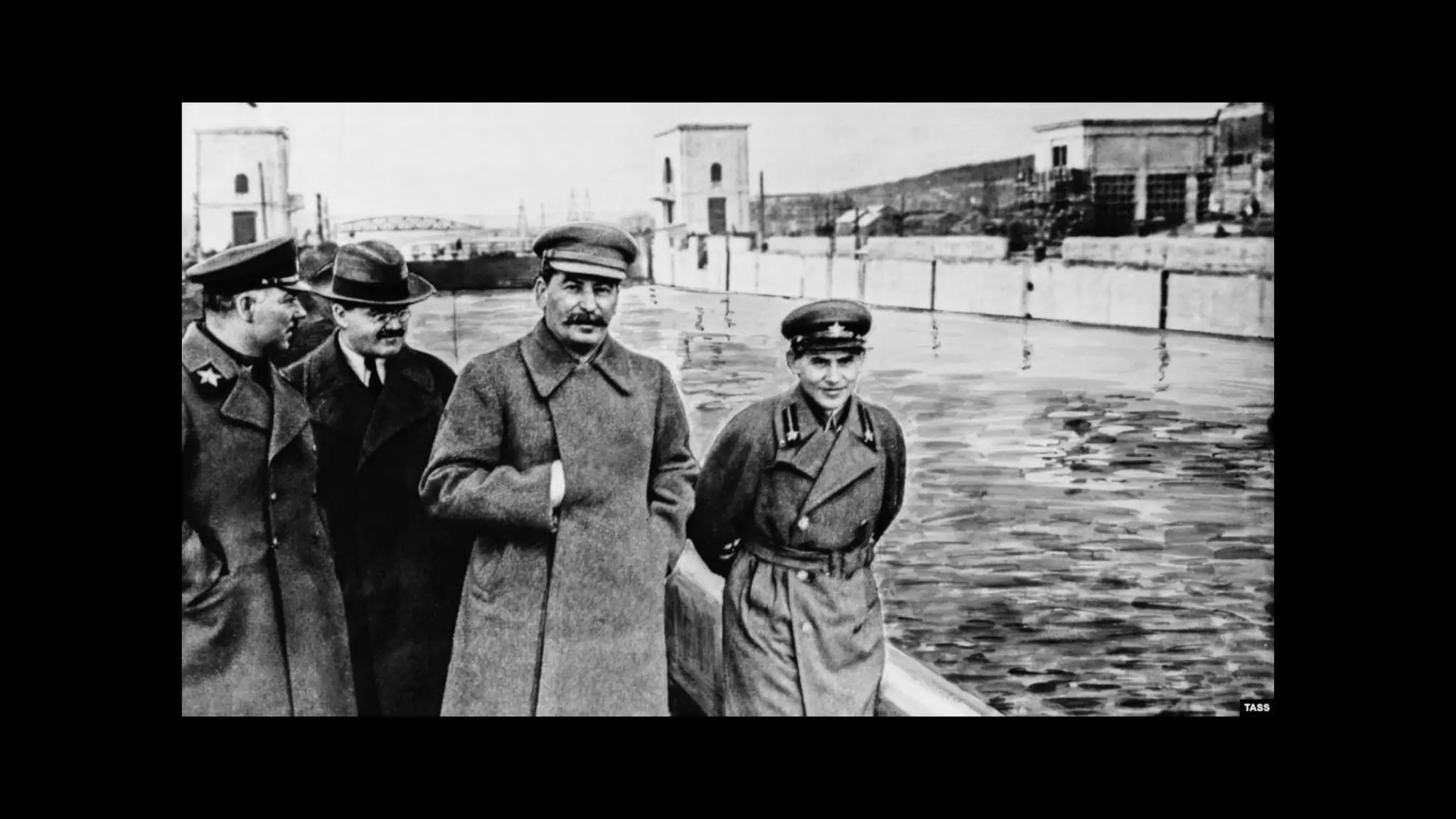 Totalitarianism - The Road to the Second World War.pdf