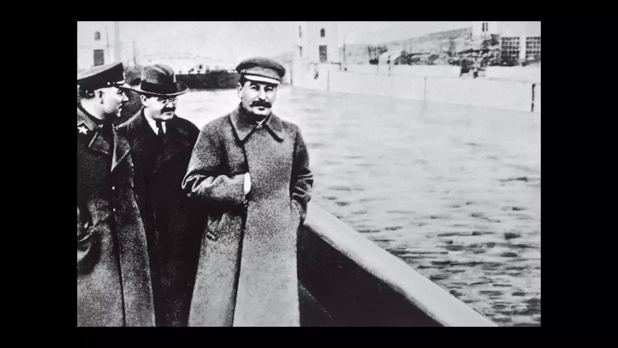 Totalitarianism - The Road to the Second World War.pdf