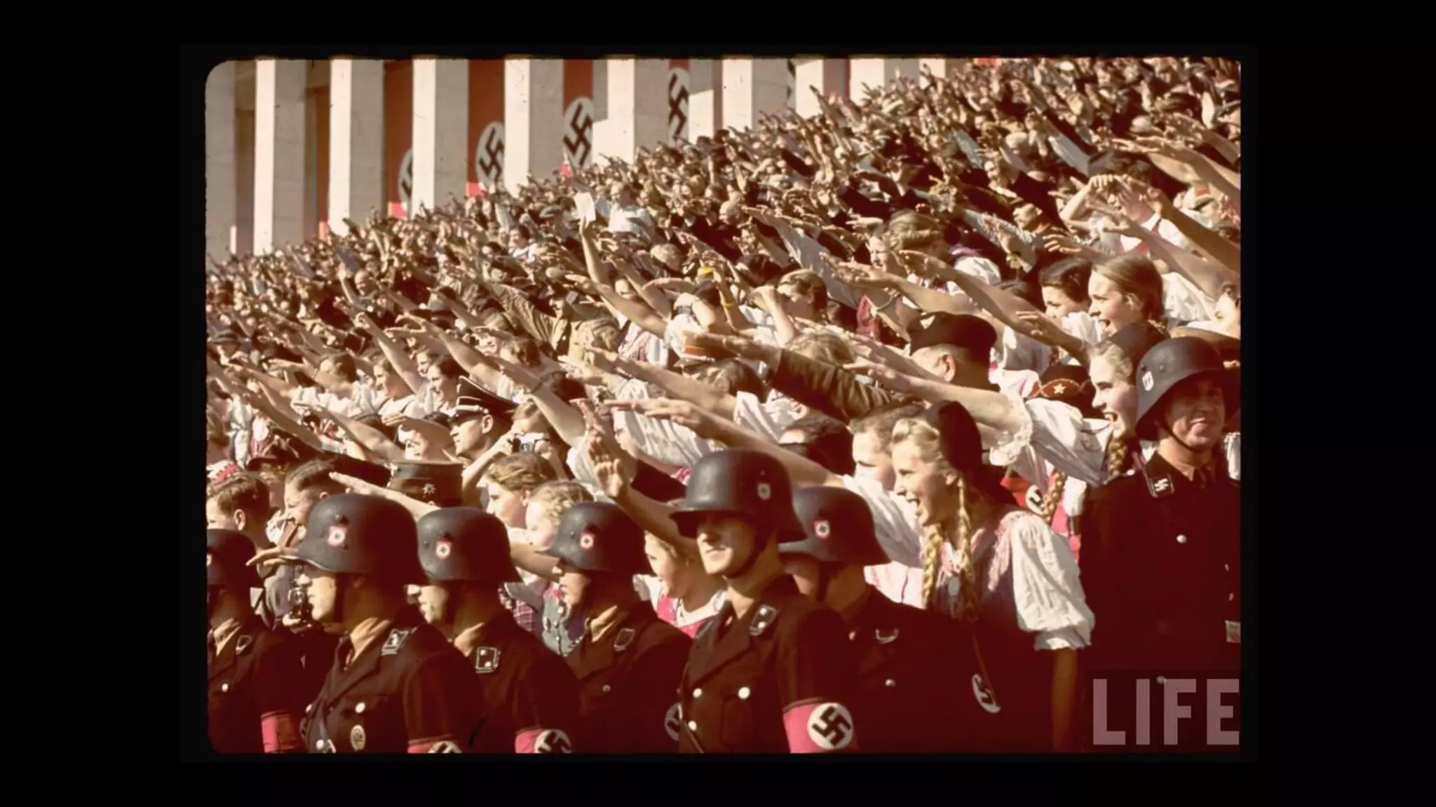 Totalitarianism - The Road to the Second World War.pdf