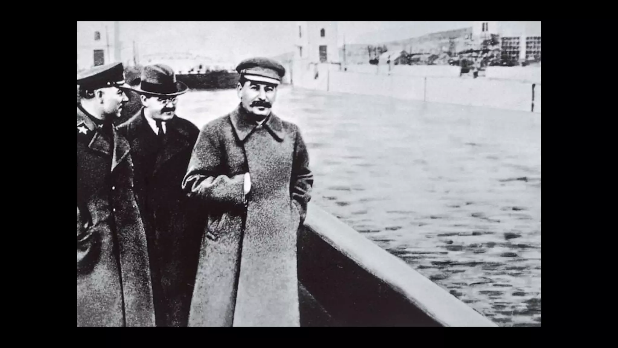 Totalitarianism - The Road to the Second World War.pdf