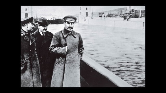 Totalitarianism - The Road to the Second World War.pdf