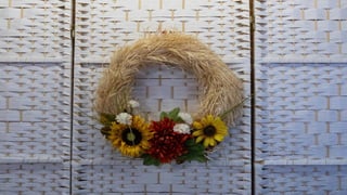 One Crafty Family Fall Wreaths Slide Show | PPTX